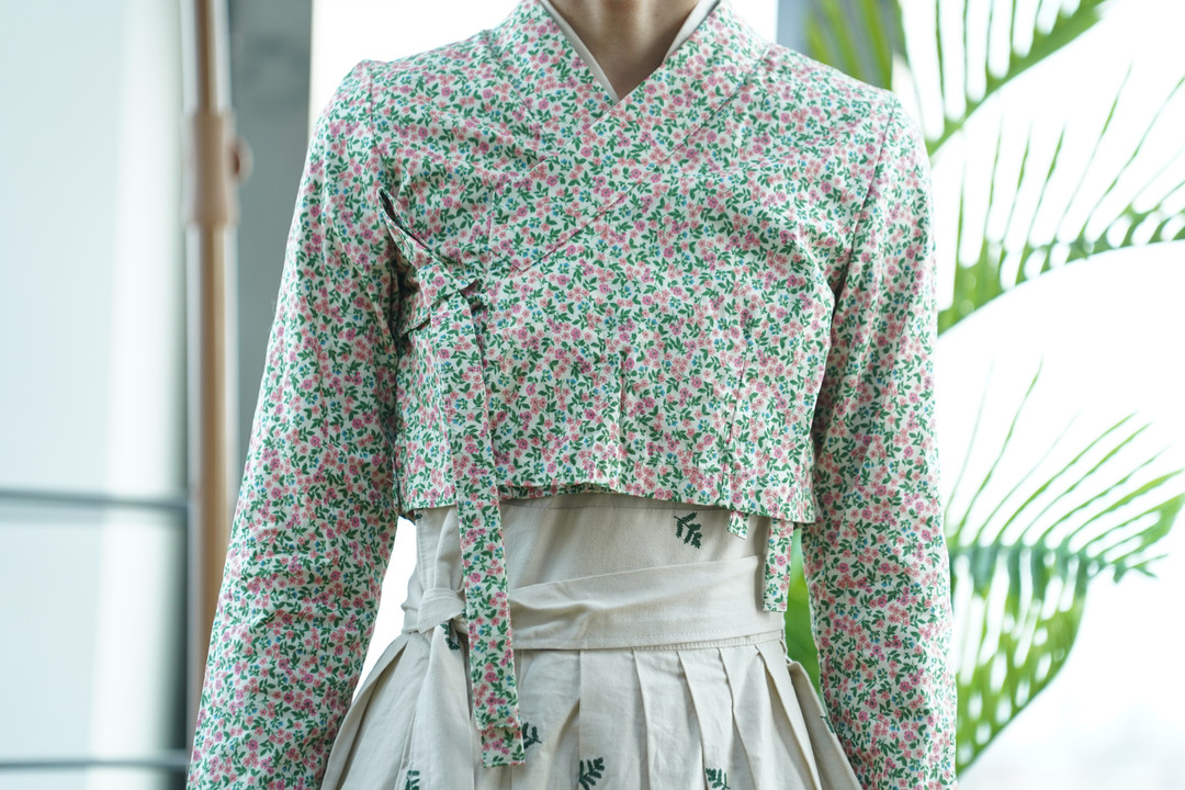 A hanbok jeogori with a lovely subtle flower pattern. | idus