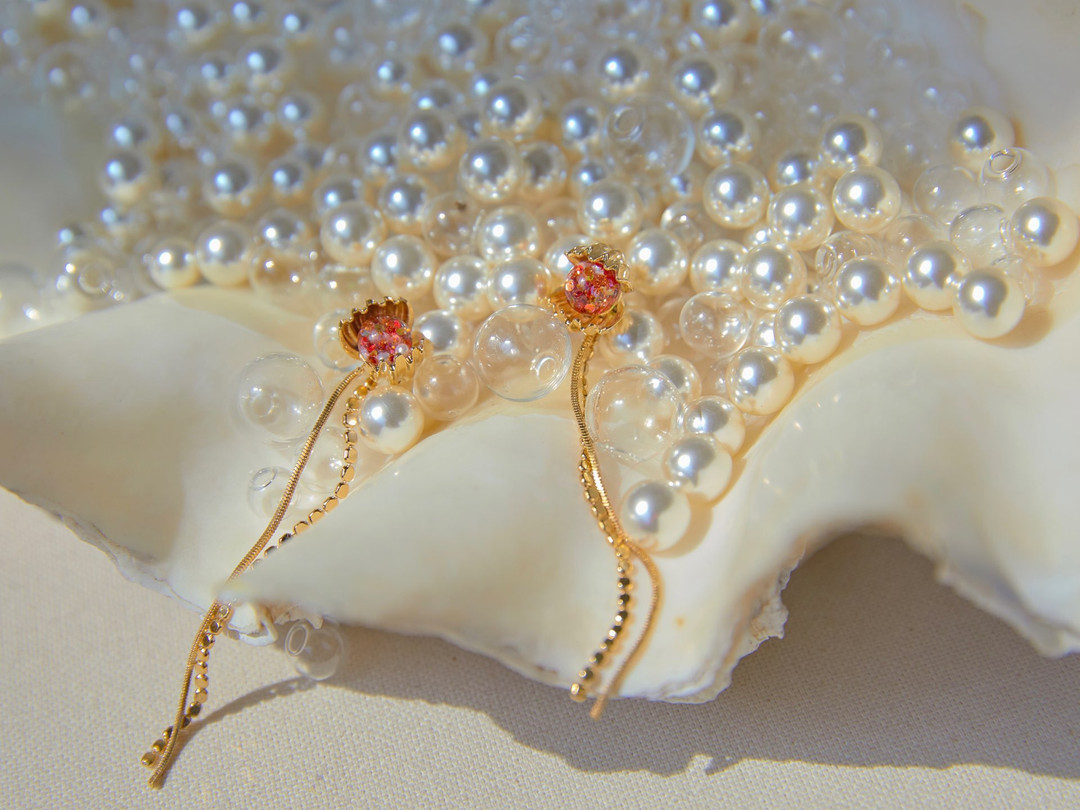 Shining Snowball Inside the Shell Earrings | idus