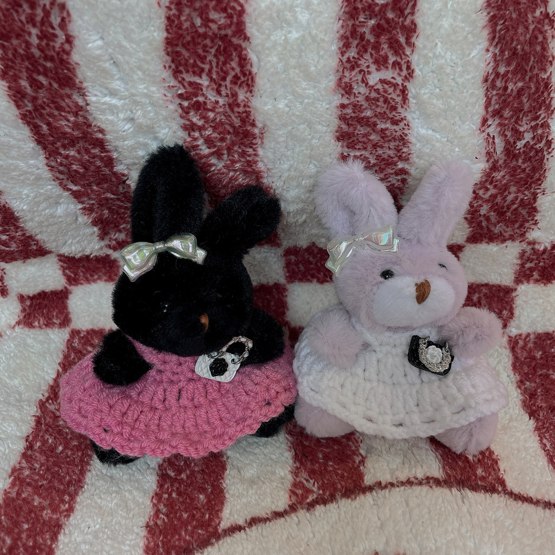 Sasha One Piece & Handbag Rabbit Keyring | idus