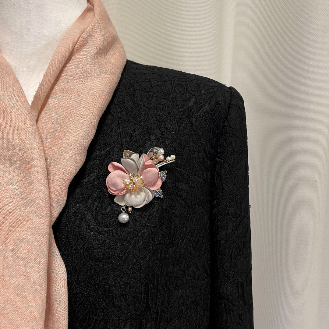 Highly recommended gift/Grace freshwater pearl petal brooch | idus