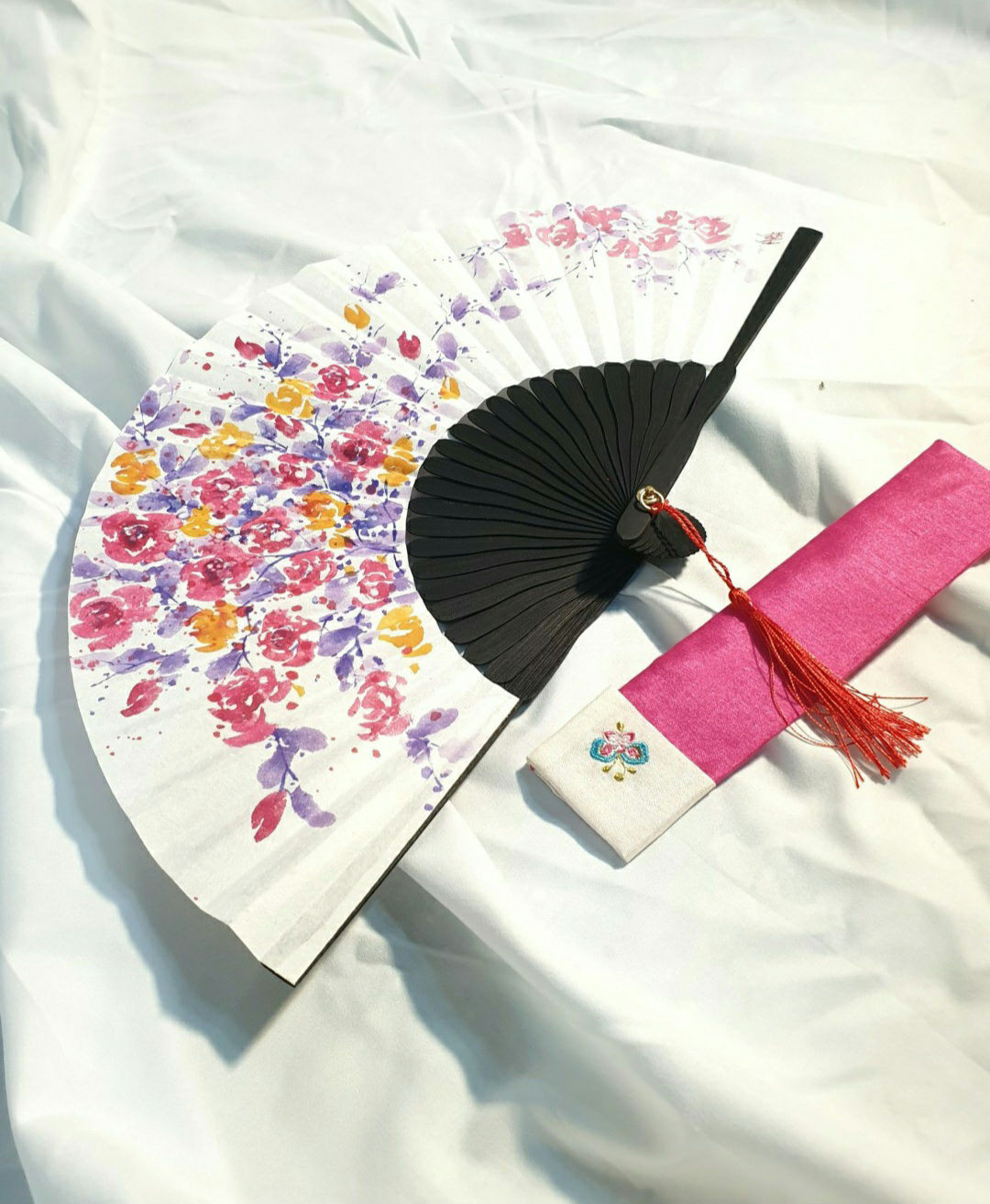 a painting of a rose's garden fan / fan kim