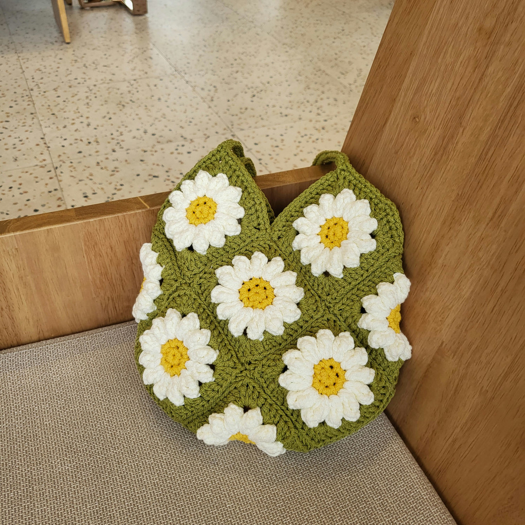 Popcorn Petals Daisy Motif Knit Bag | idus