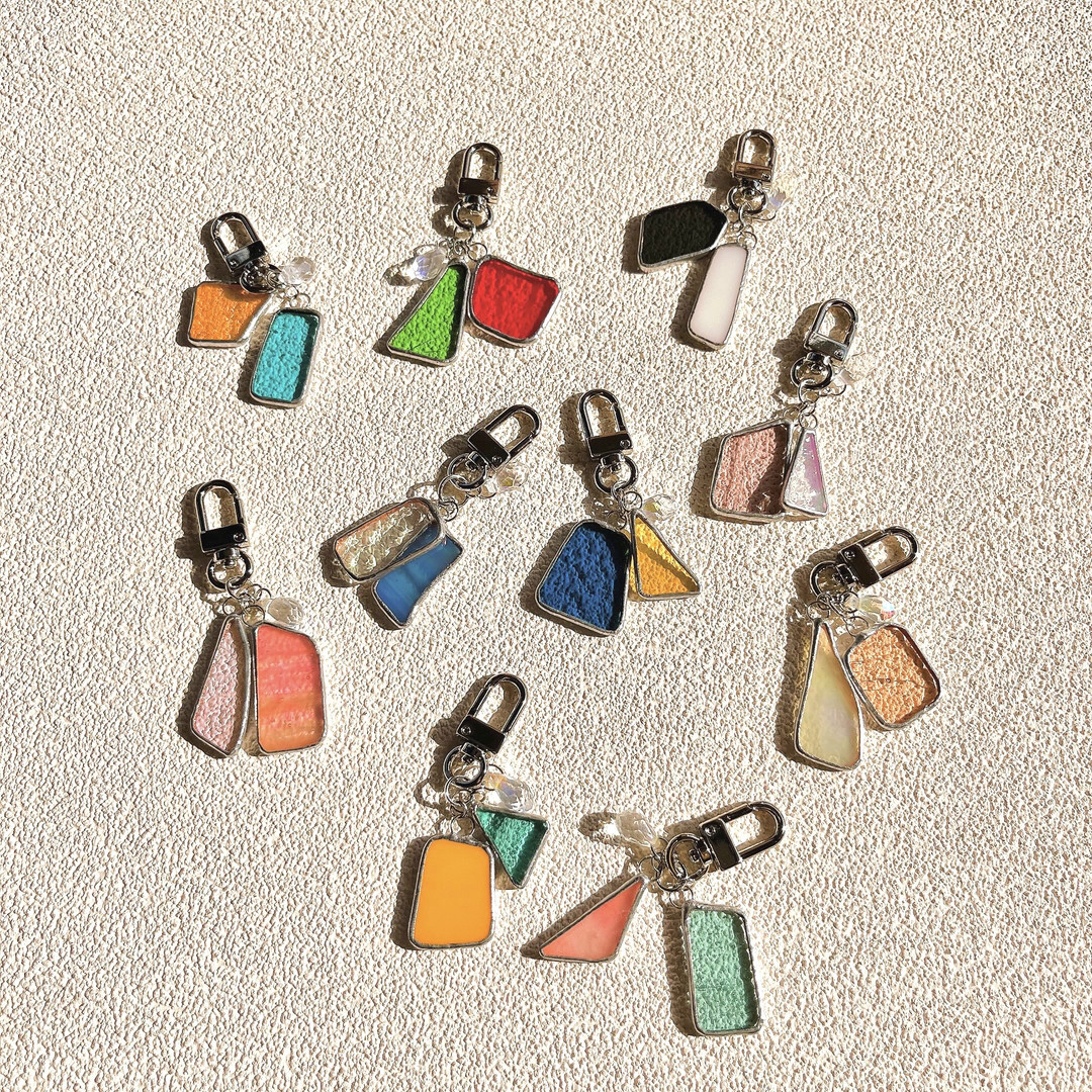 Atypical glass-fragmented key ring/ stained glass | idus