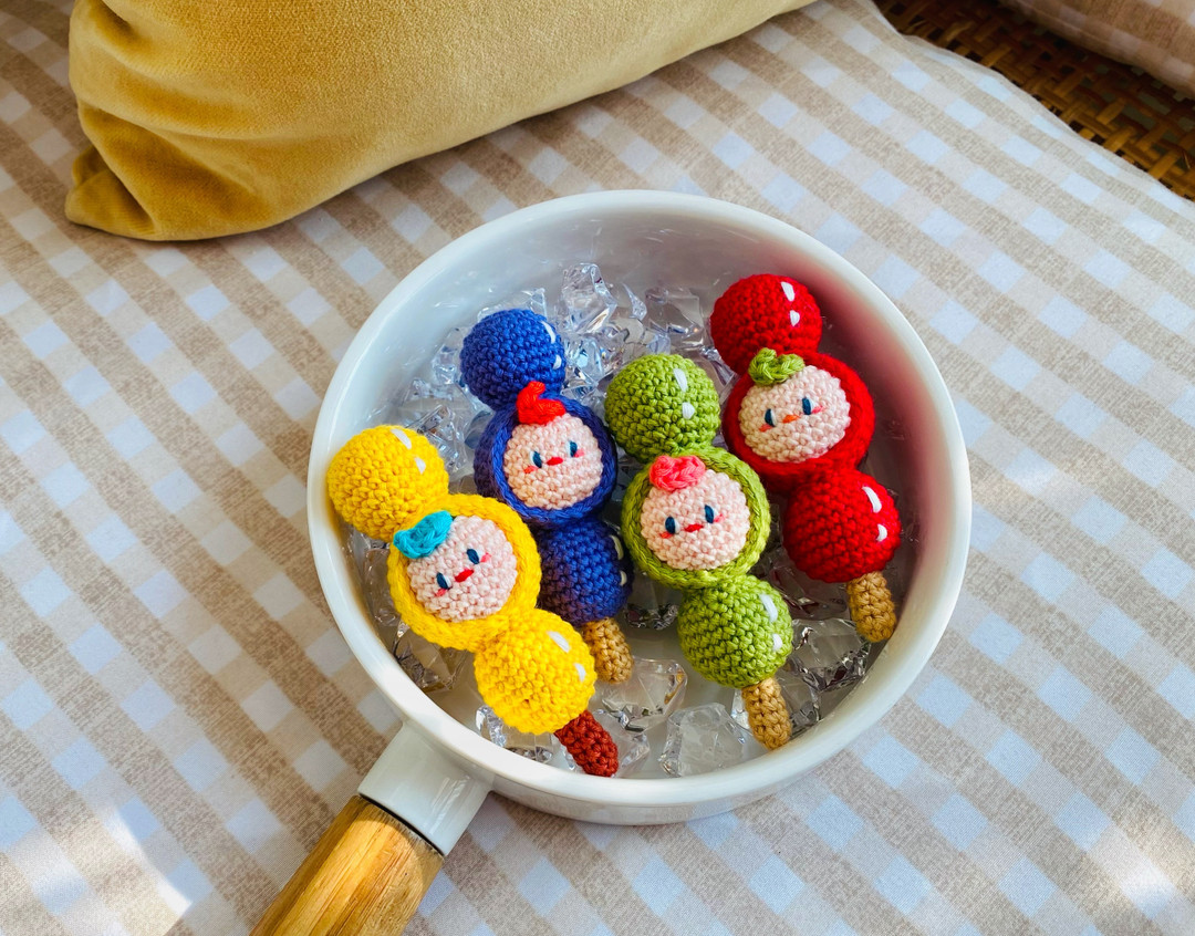 A crochet doll of "Tanghulu," the sweet and crunchy treat | idus
