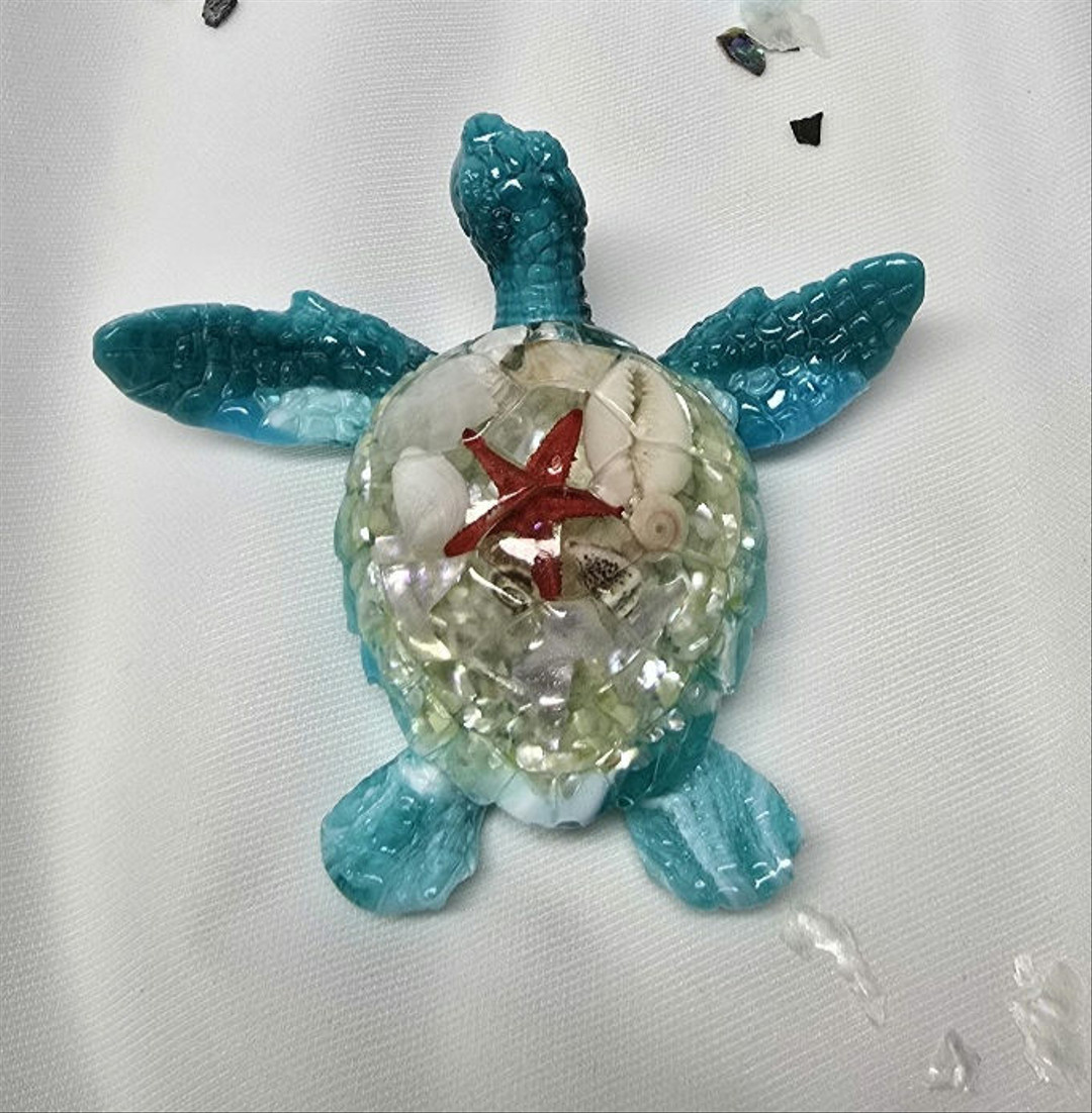 A Lucky Sea Turtle Embracing the Sea | idus