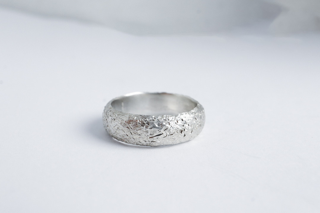 A bold, voluminous silver ring with a shiny texture | idus