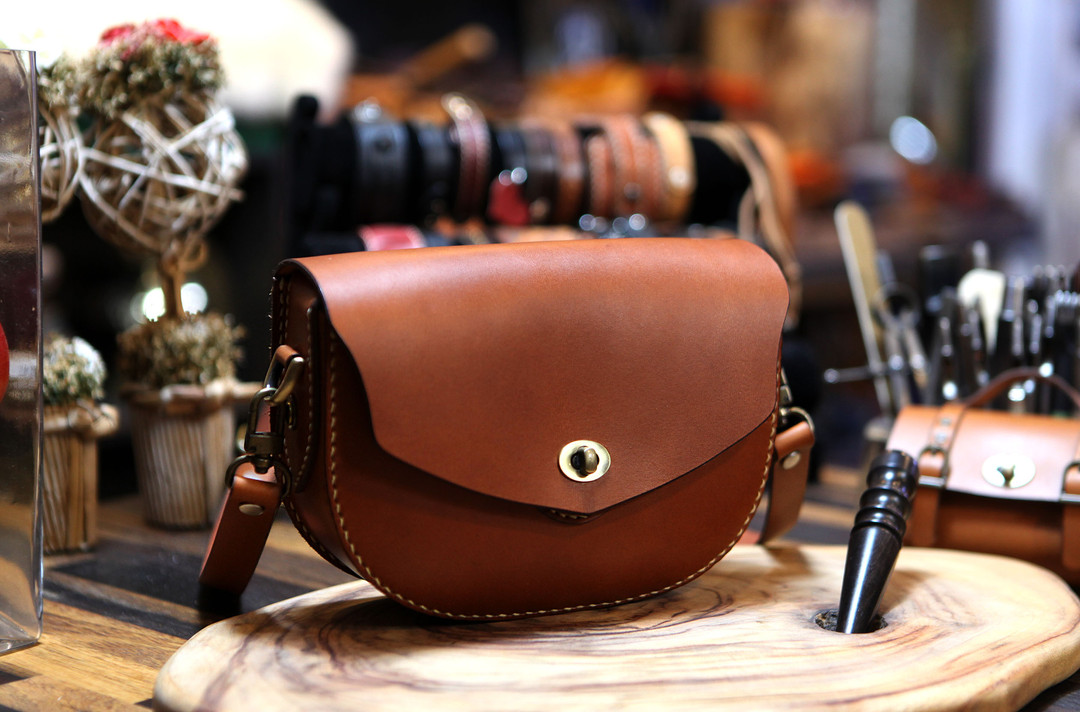Heyri Half-Dal Cross Bag / Vintage Brown Mini Bag | idus