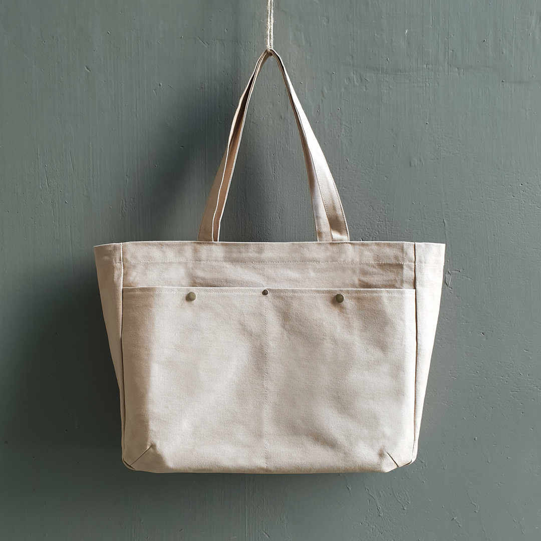 [Adjustable shoulder strap] University student and office worker tote ...