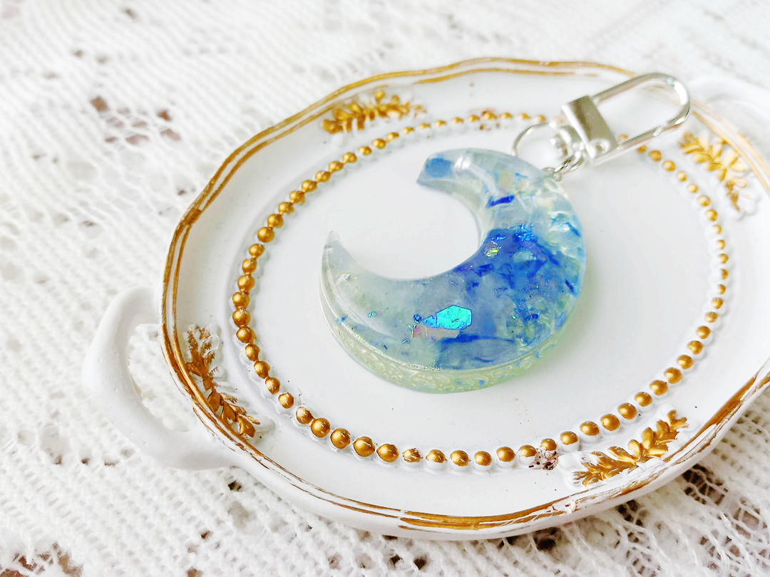 Celestite crystal Moon keyring, blue moon, powerful orgonite, elegant keyring | idus