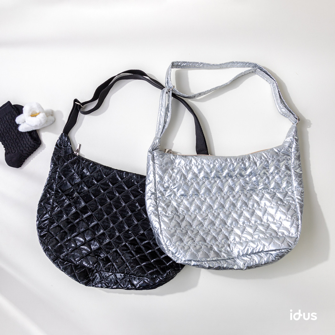 Quilted half-moon shoulder cross bag | idus