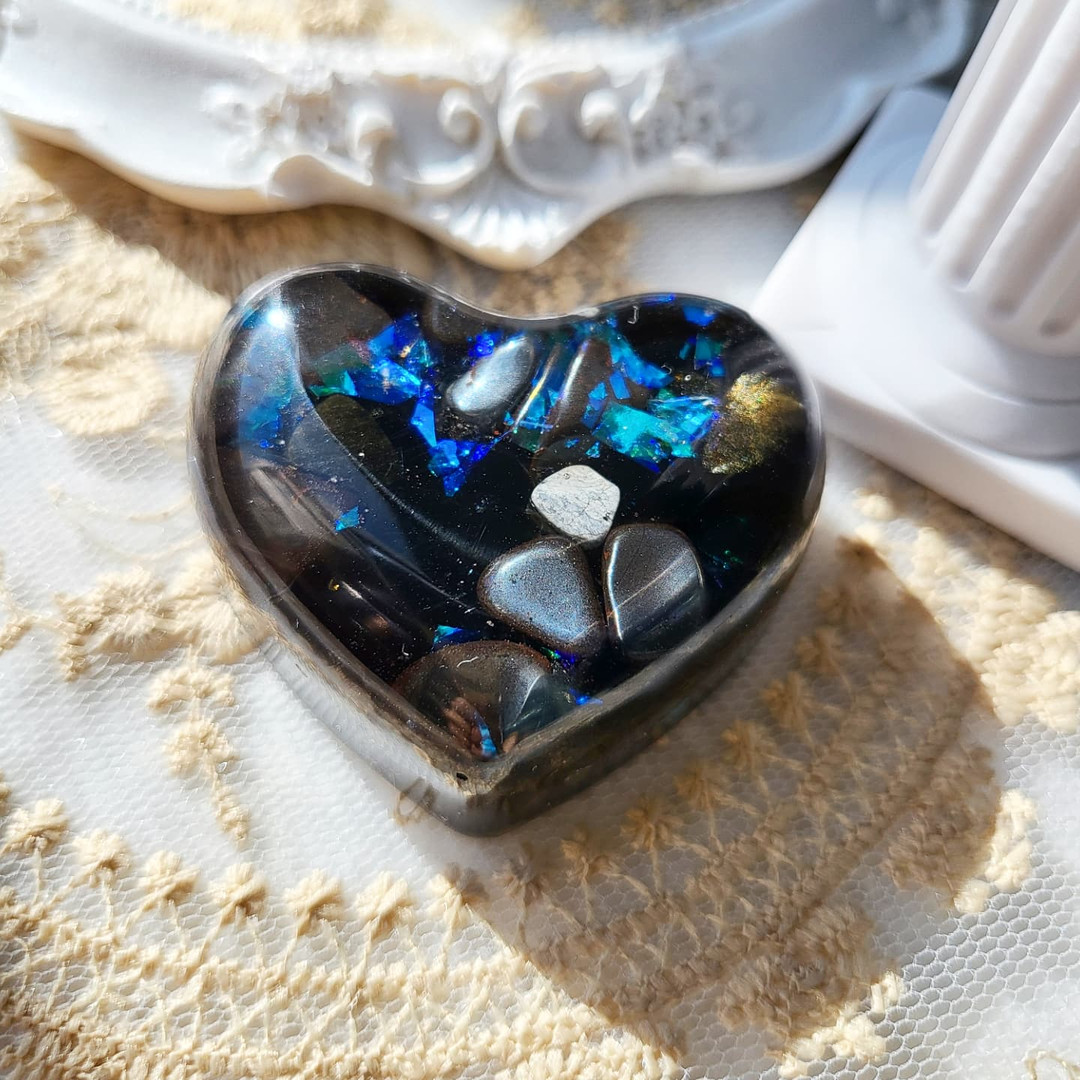 Heart pocket orgonite for solving legal problems, lovely black heart | idus