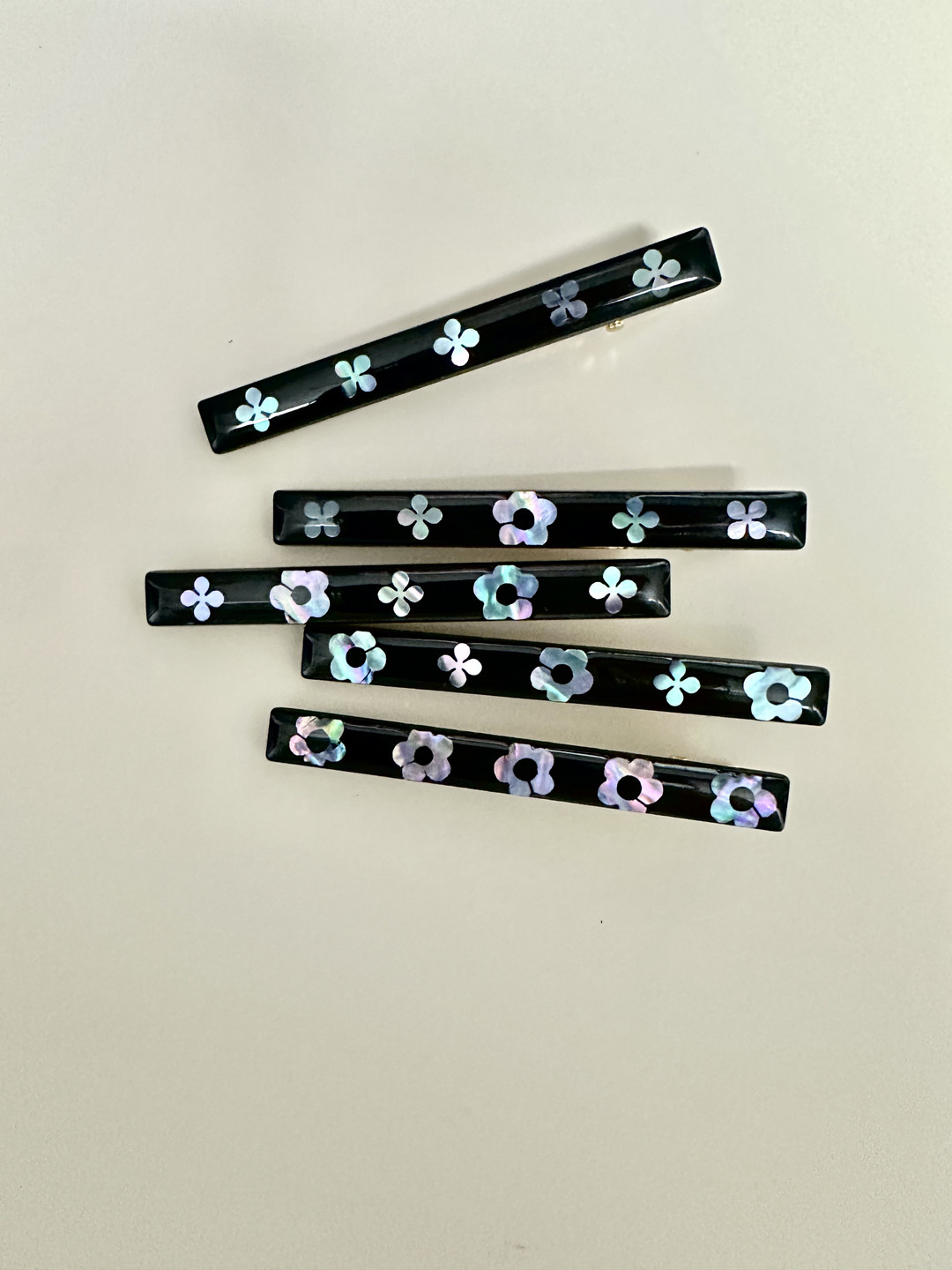 Natural Mother-of-pearl Anna Flower Clip Pin 1+1 | idus