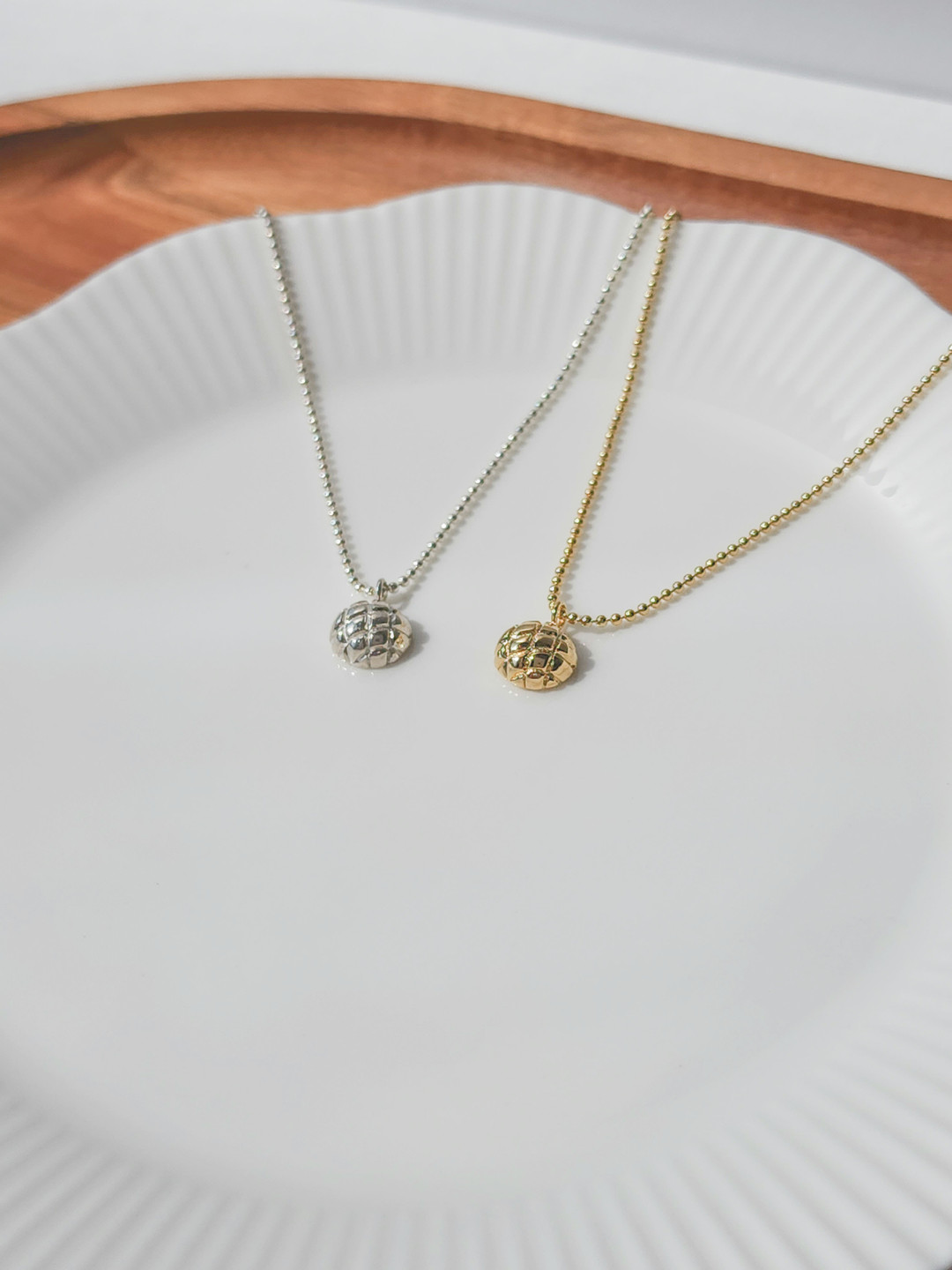 Crispy & Fluffy Sweet Melon Pan Necklace | idus