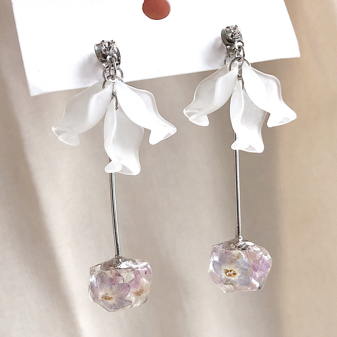 Three-Petal Silver Drop Earrings | idus