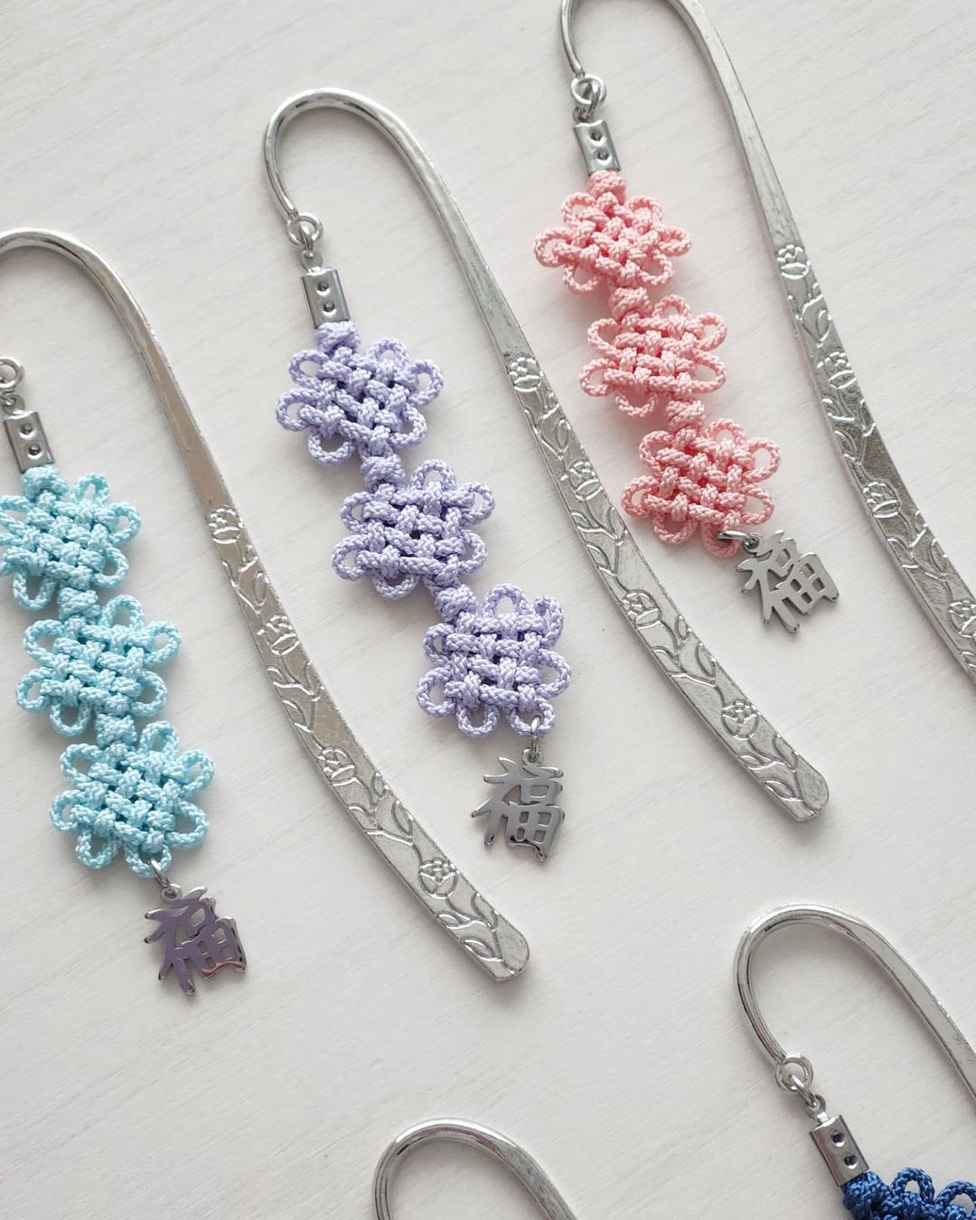 Korean traditional chrysanthemum knot bookmark | idus