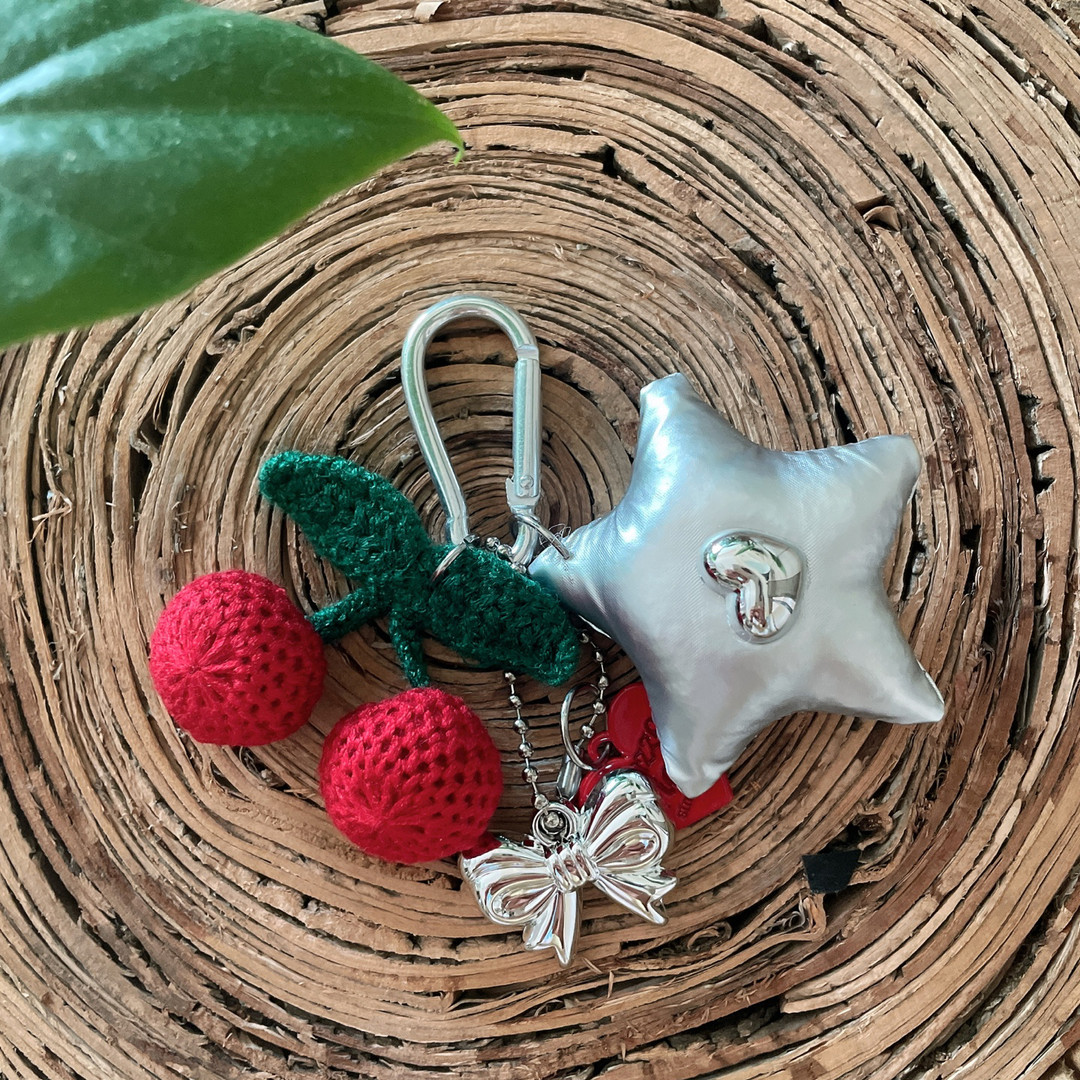 Cherry knitted silver star key ring | idus