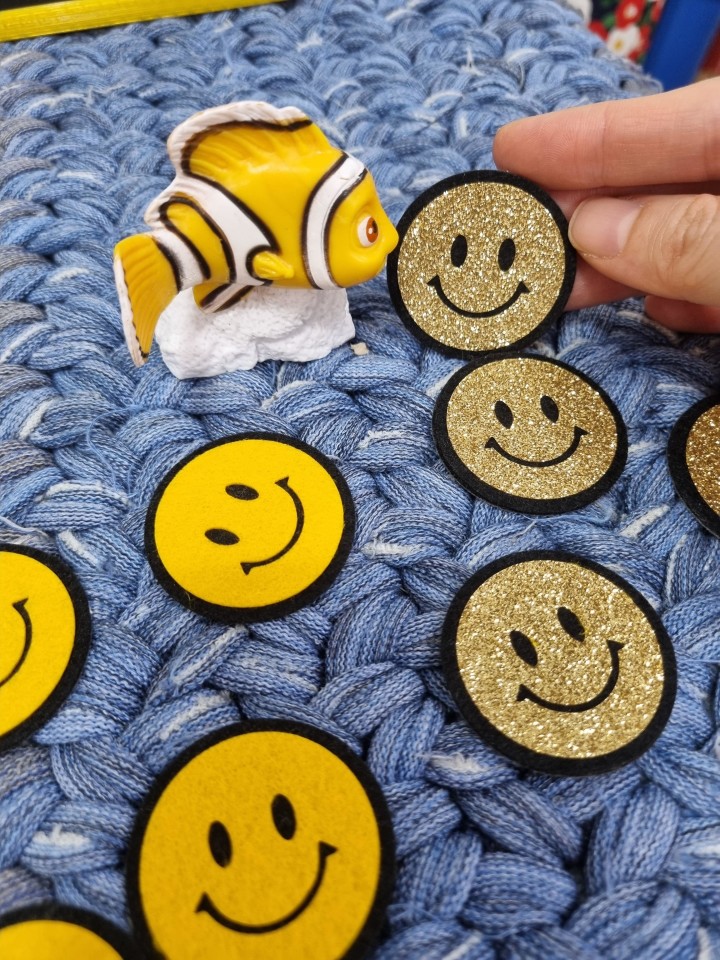 [Group Gift] Smile Badge/Sticker | idus