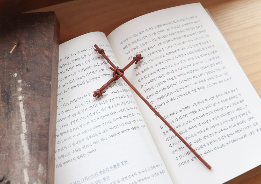 Rattan Cross Bookmark , Special Bookmarks , a religious gift | idus