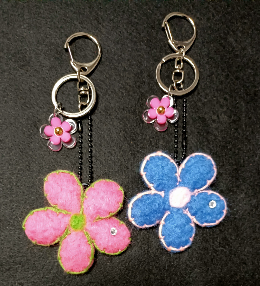 Wool felt flower key-ring | idus