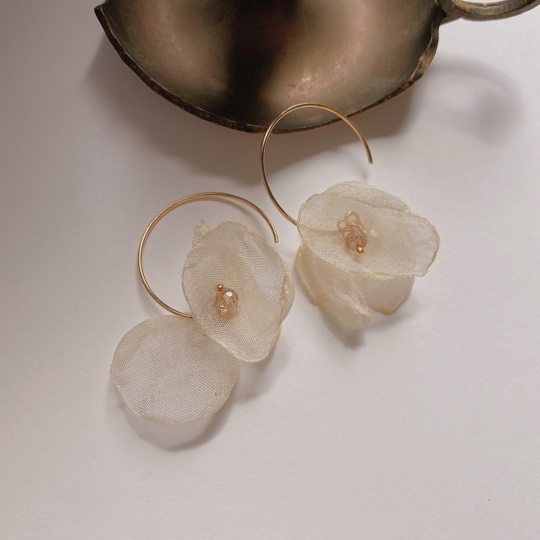 chiffon petal earrings | idus