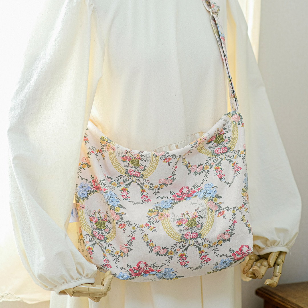 Pretty and practical zippered hobo crossbody bag. | idus