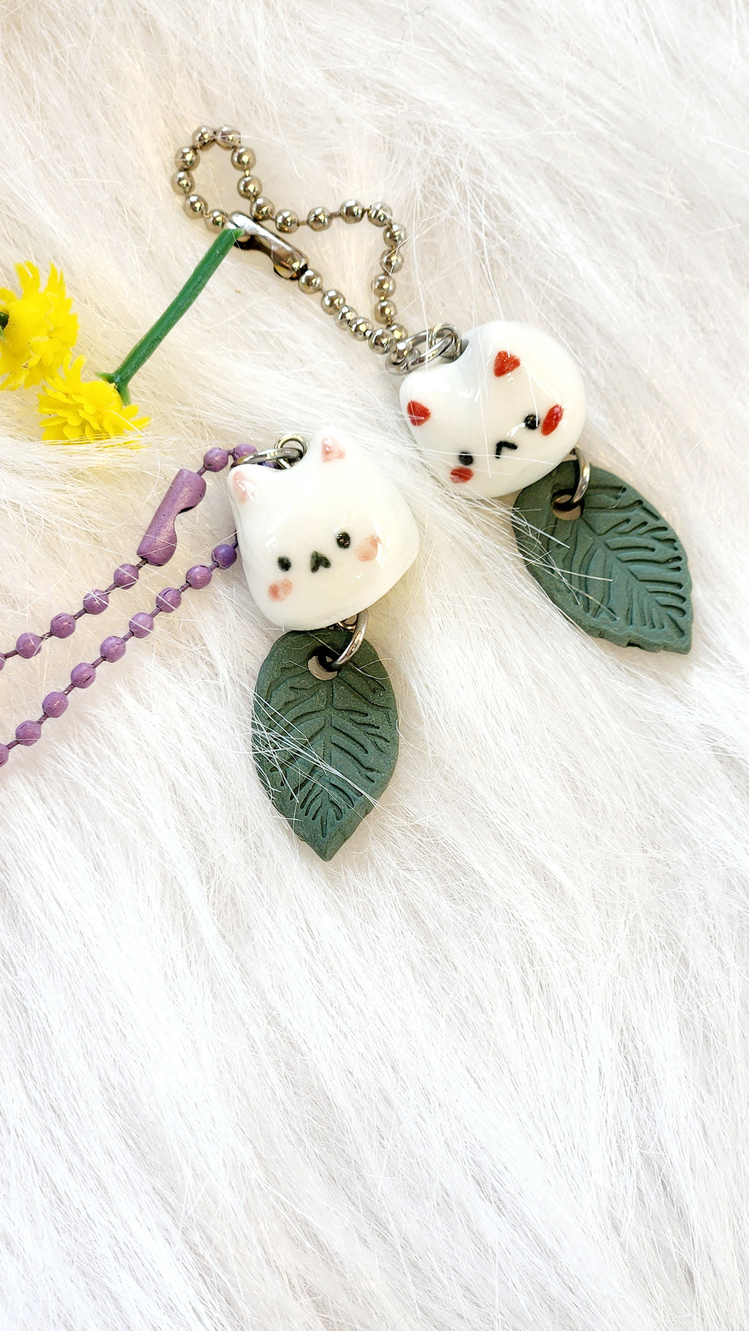 Chic white cat porcelain keyring a green leaf.ver | idus