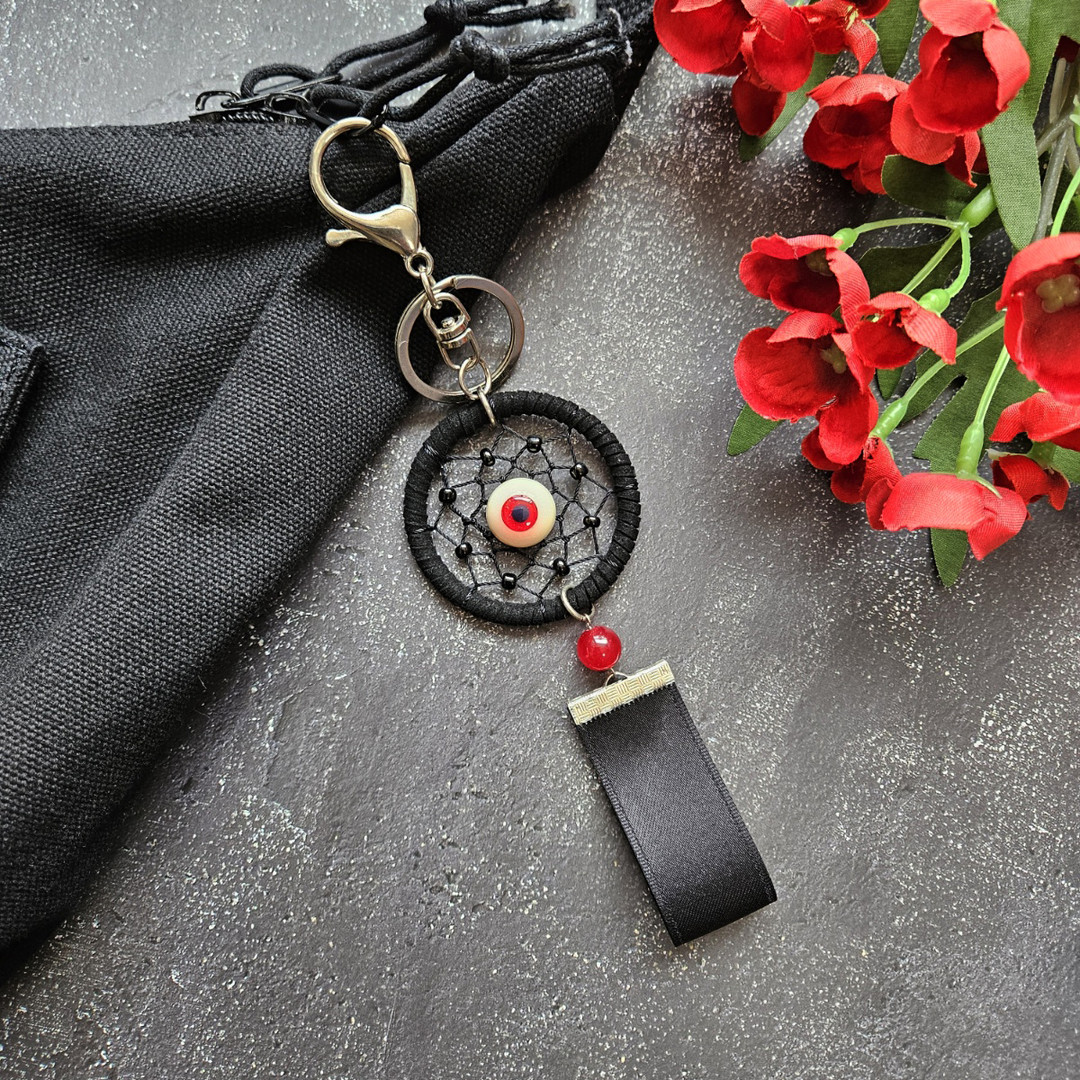 Red eye dreamcatcher key chain | idus