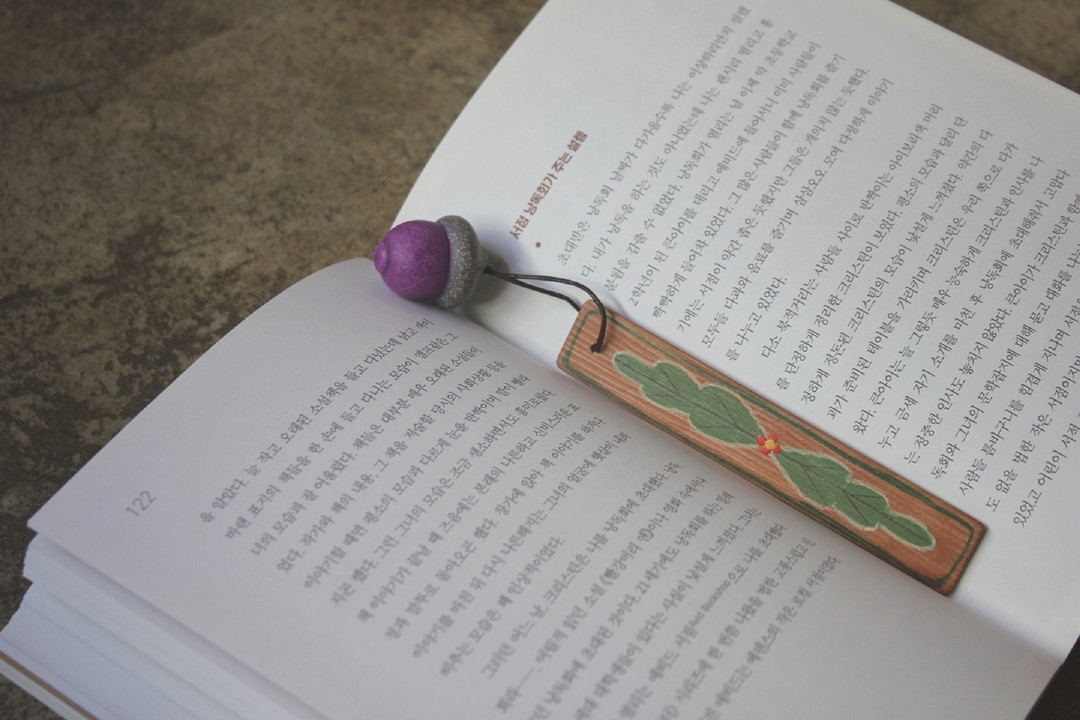 Rolling around_ Acorn bookmark | idus