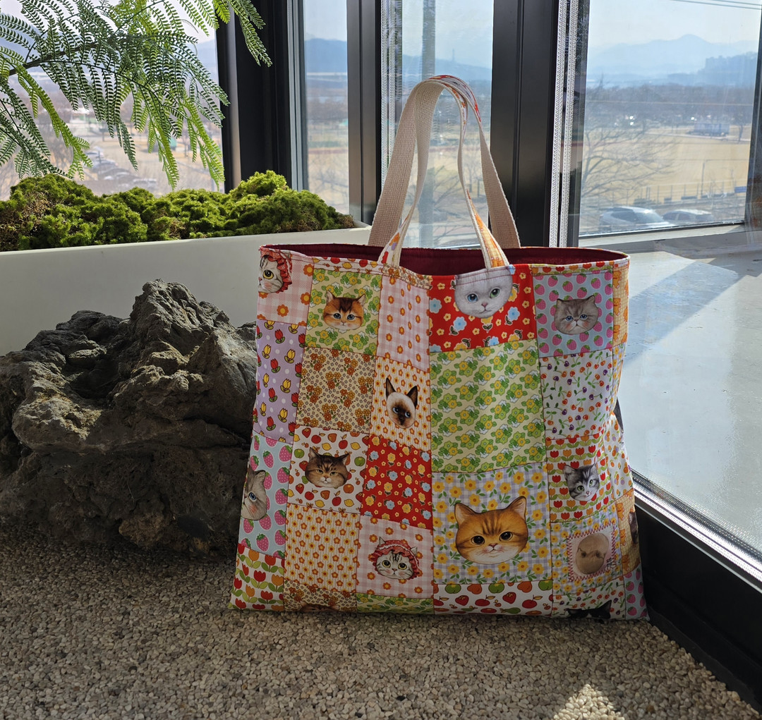 Whimsical Cat Patchwork Tote | idus