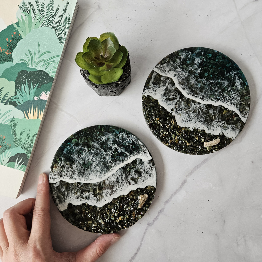 Black Sand Beach Round Resin Tray | idus
