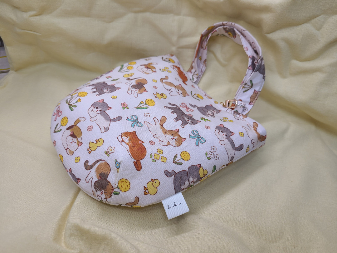 Am I the Only One Without a Cat? 🐱 Round Mini Bag | idus