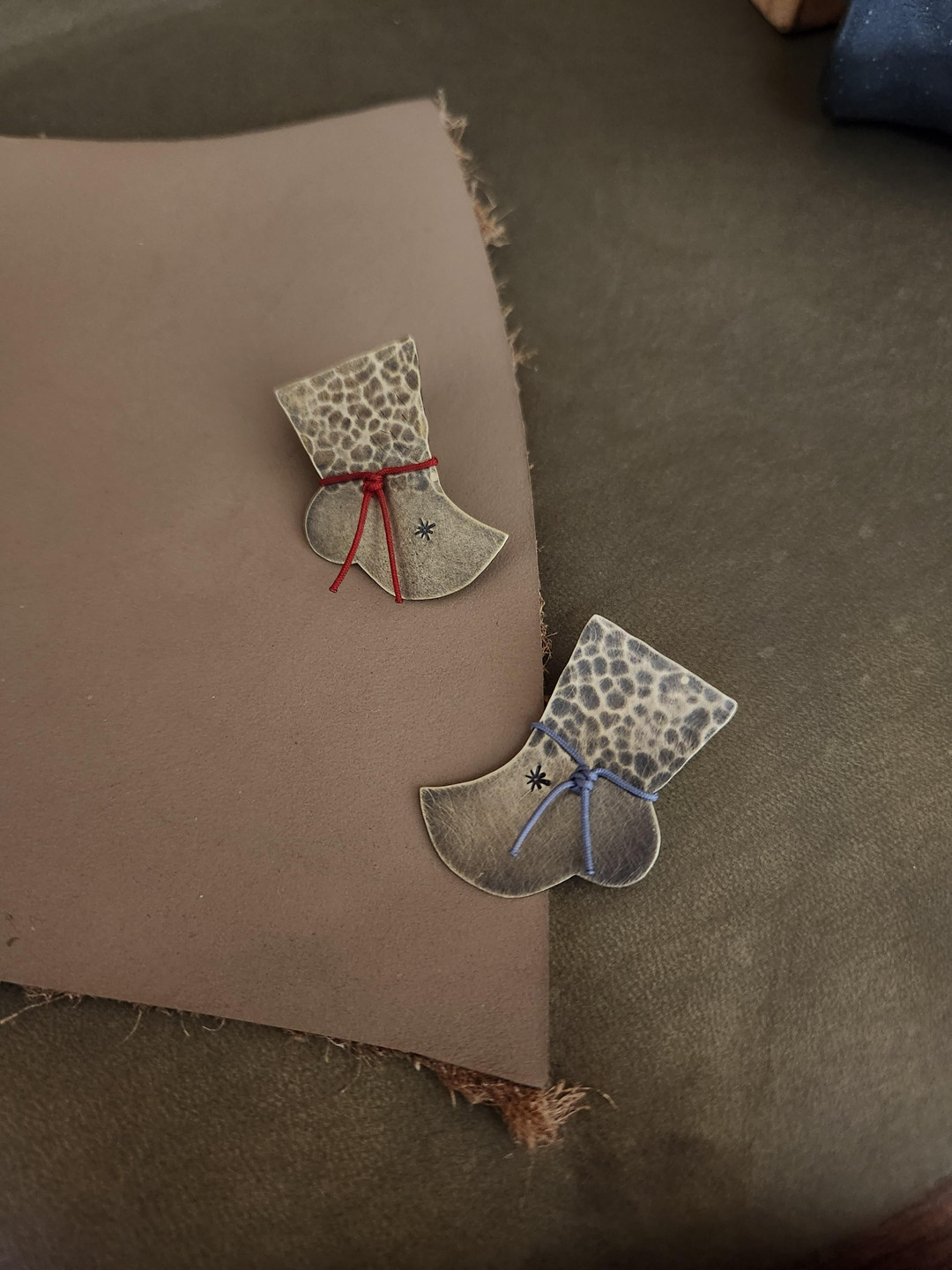 Beoseon(Korean traditional socks) Brooch, giving me good luck(two ...