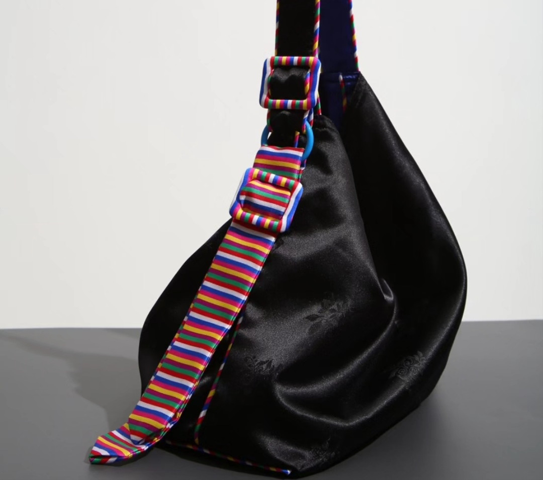 Korean Traditional Patterns 'Saekdong-string' Bag [Reversible] | idus