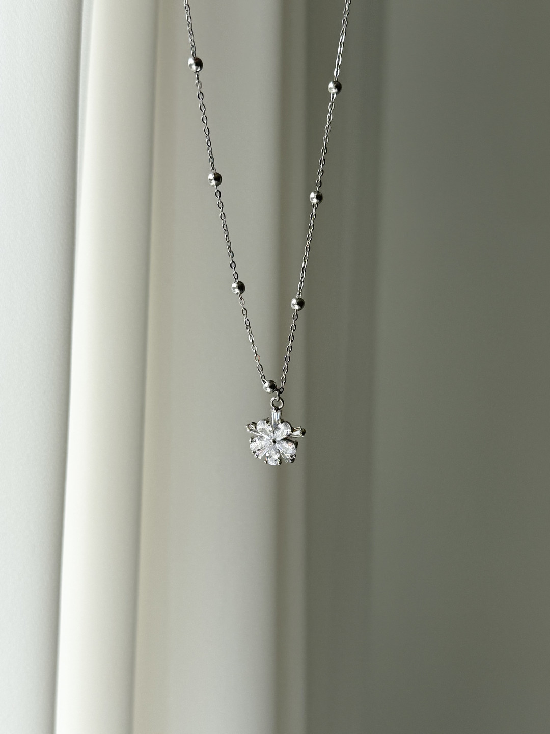 a double-flower cubic necklace | idus
