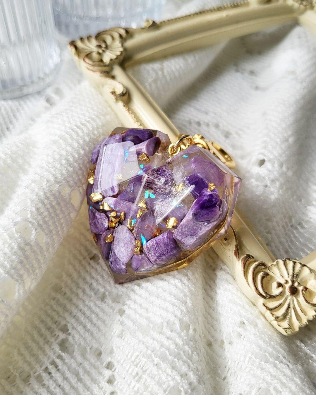 Charoite/Quartz Cutting Heart Orgonite Keyring | idus