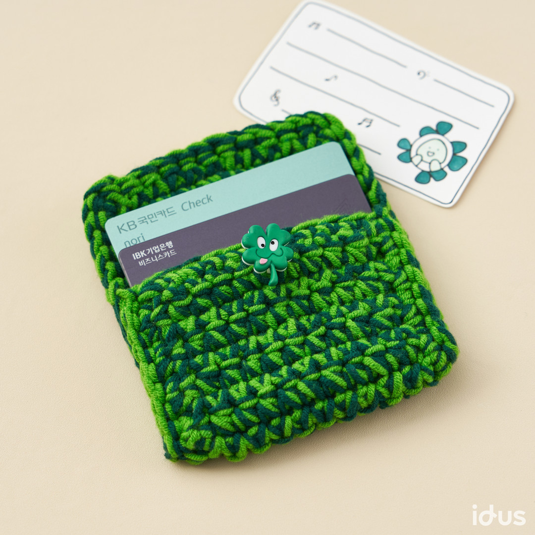 [Free gift wrapping] Lucky four-leaf clover card wallet | idus