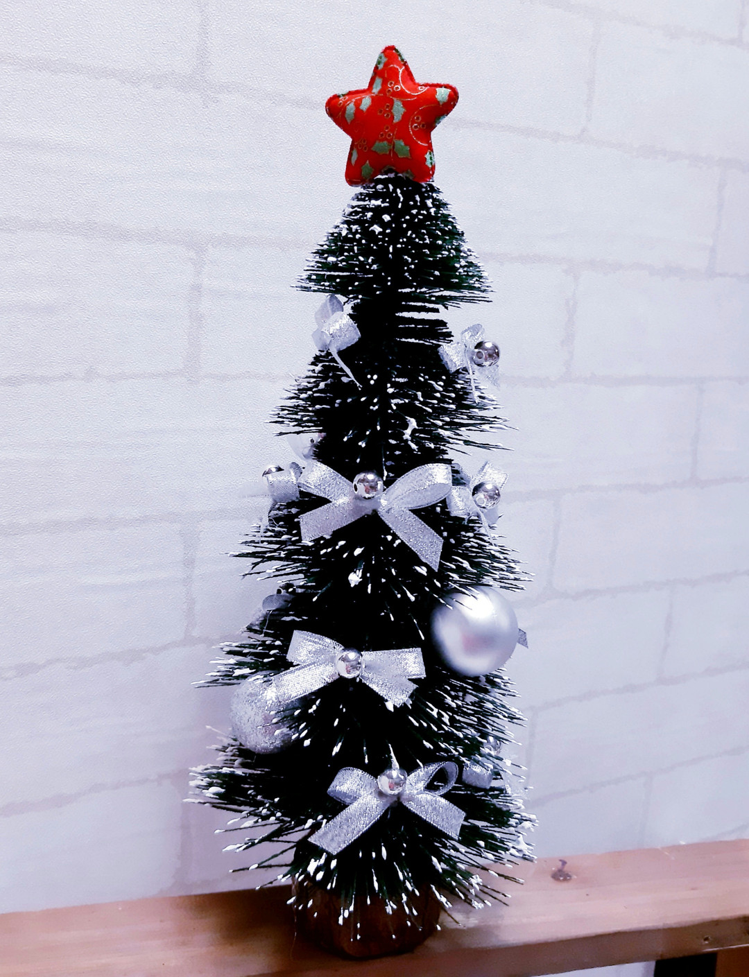 A snowy Christmas tree | idus