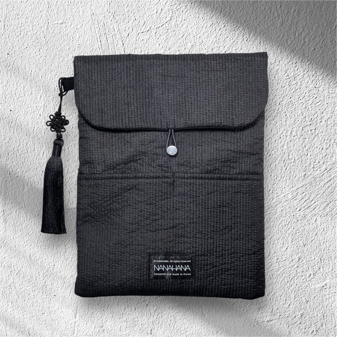 Charcoal Quilted Hanbok-style Tablet Pouch | idus