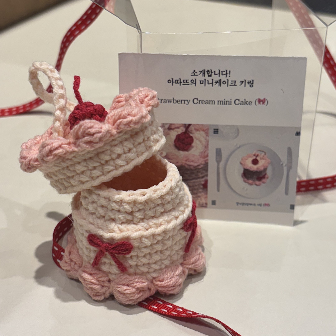[Case-Type Key Ring] Pink Cherry-Ribbon Mini Cake Crochet Key Ring | idus