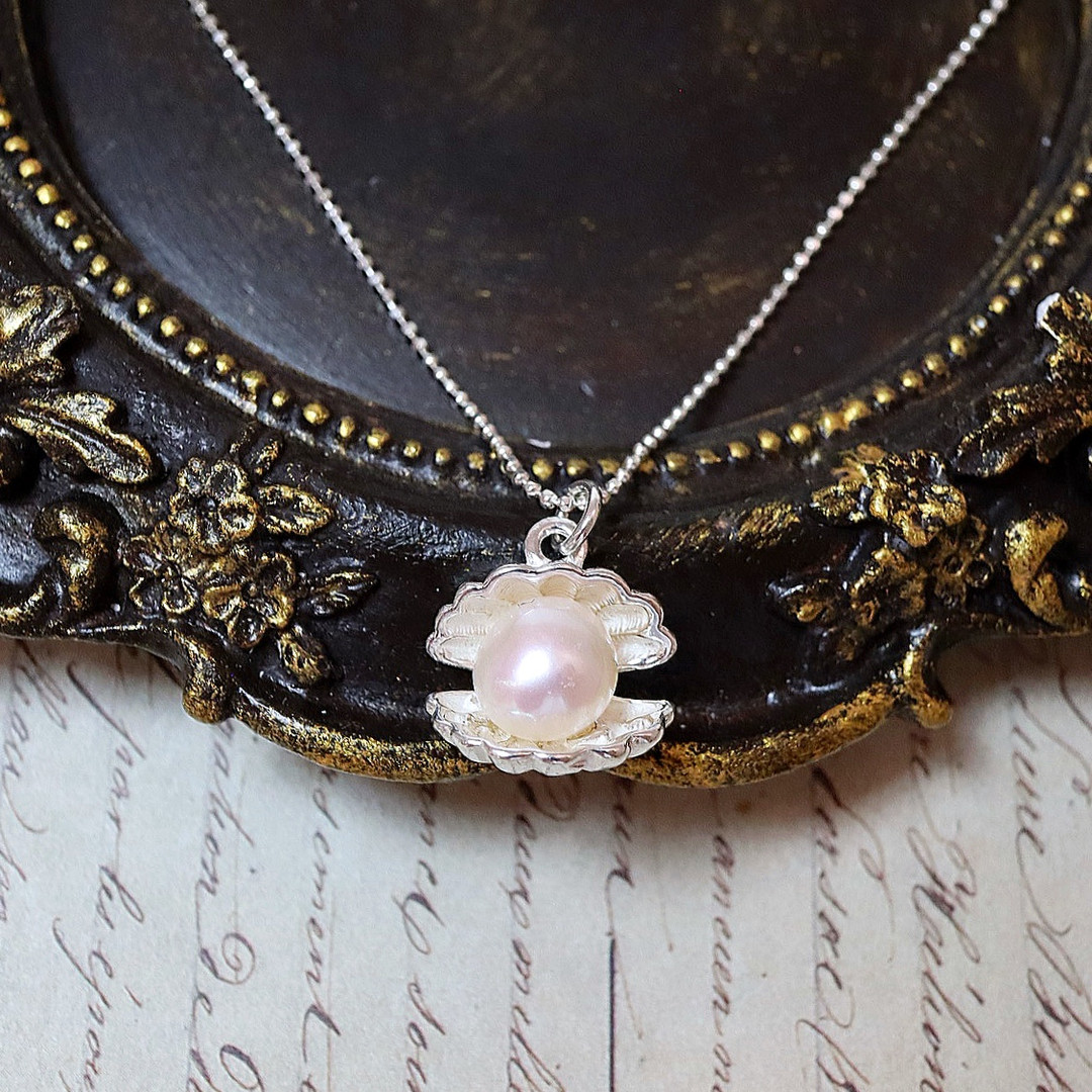 Freshwater pearl shell shaped sterling silver necklace | idus