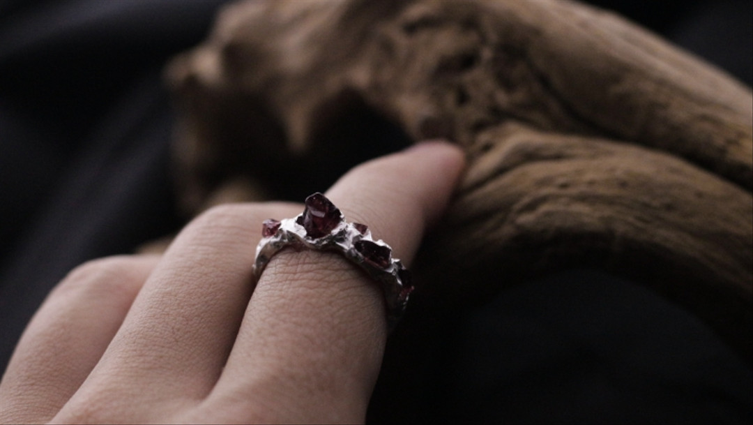 "Fragmentum" Garnet fragment ring in fantasy | idus