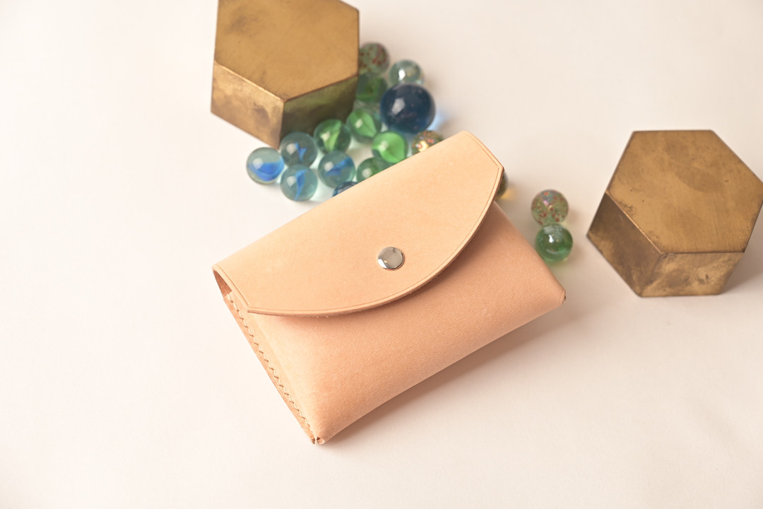 Crescent wallet for minimalist