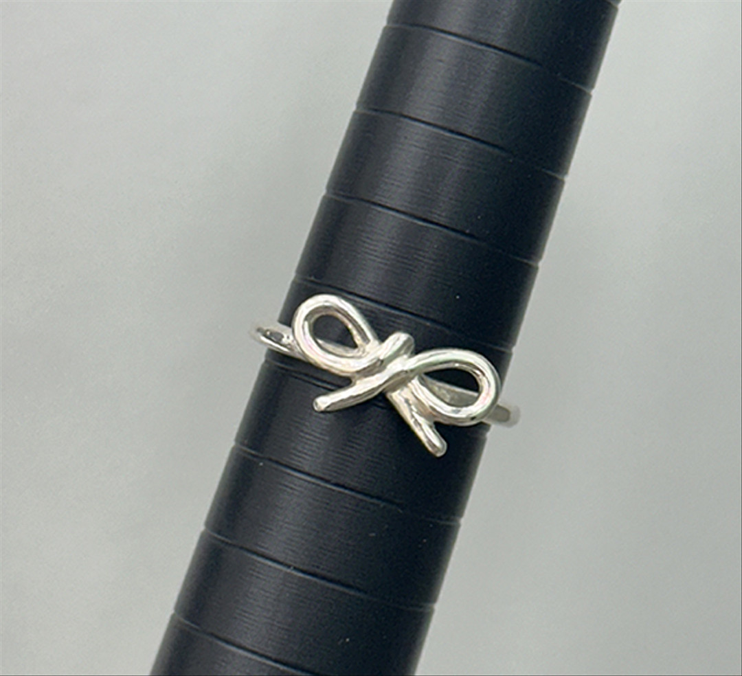 Infinity Ribbon Silver Ring | idus