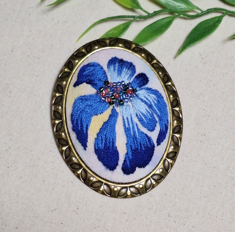 Blue flower embroidery brooch | idus