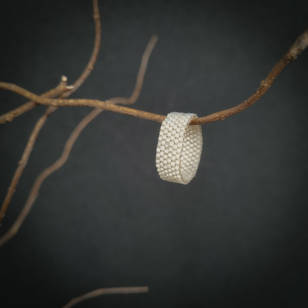a pearl-colored Beaded Ring | idus