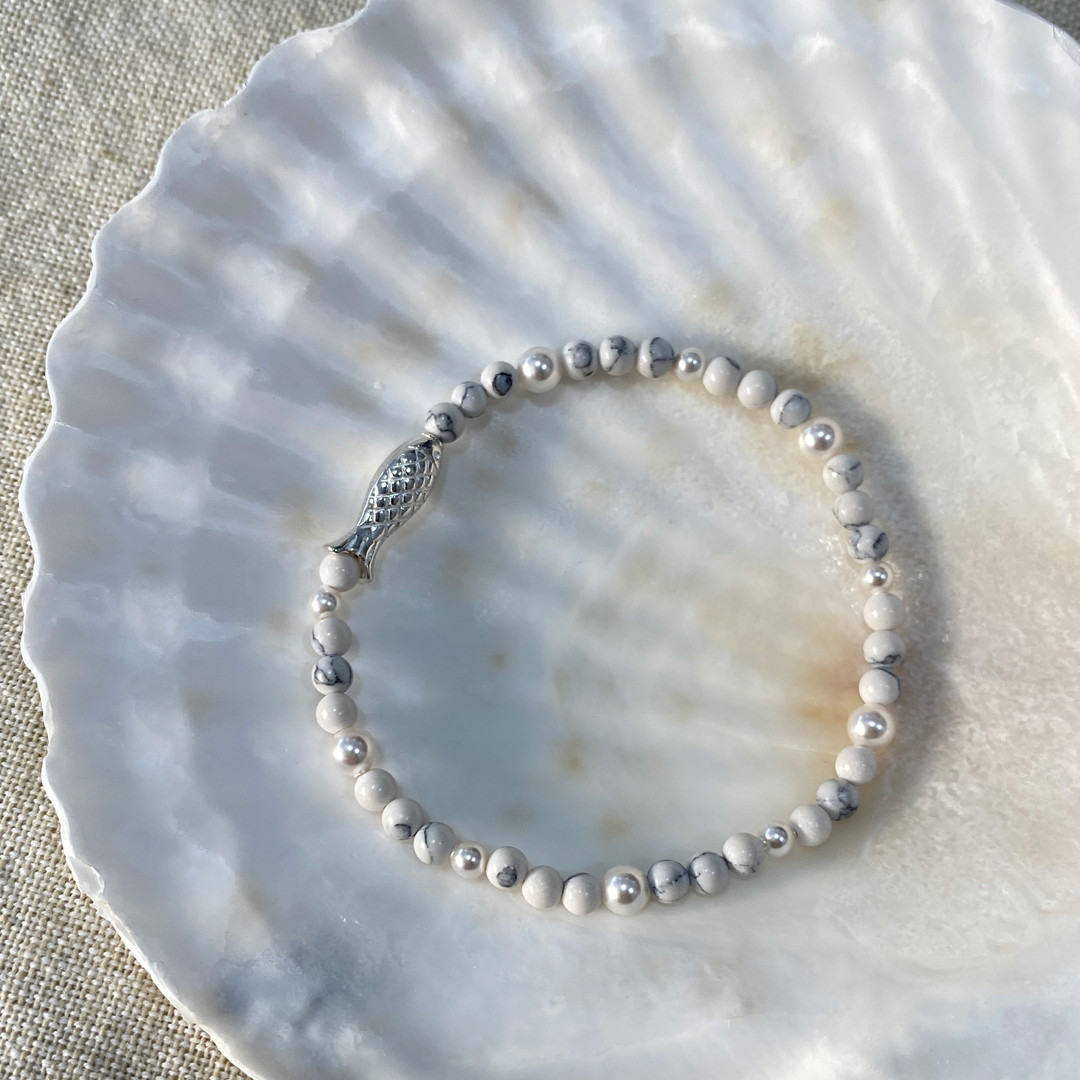 Howlite Crystal Pearl Silver Fish Bracelet | idus