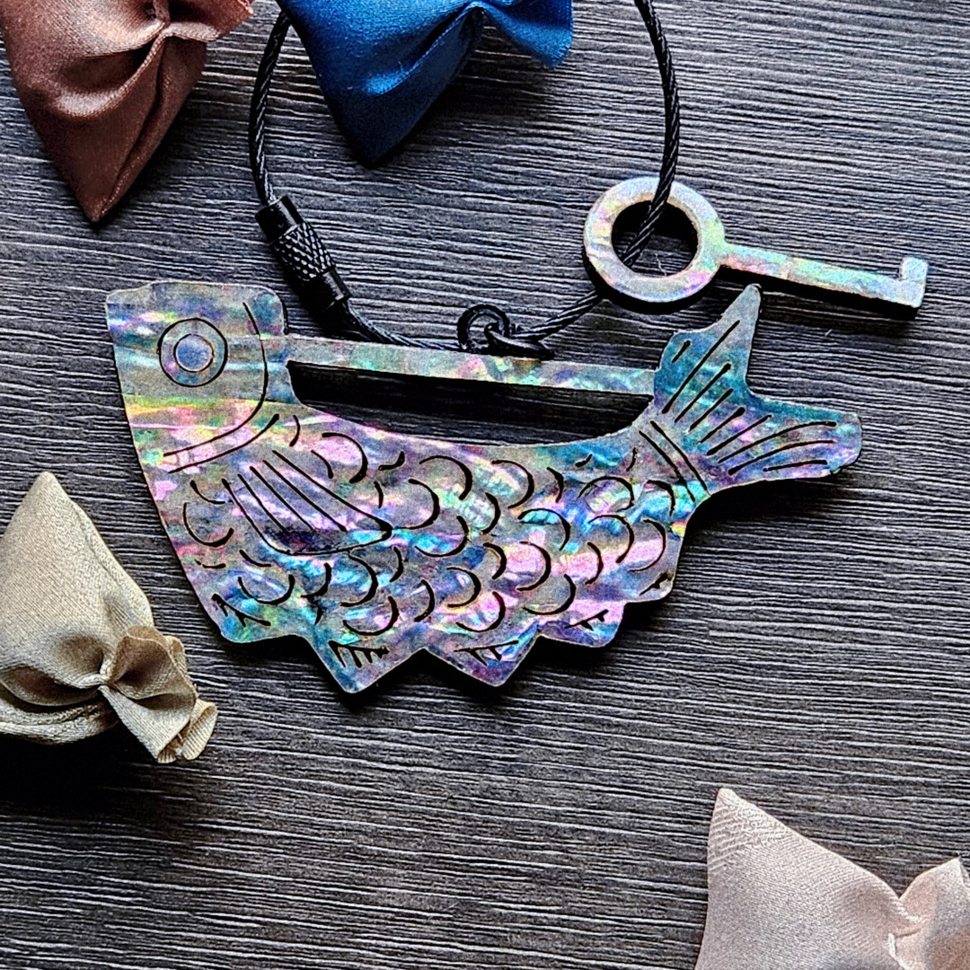 Fish Lock & Key Keyring Set (Mother-of-Pearl) | idus