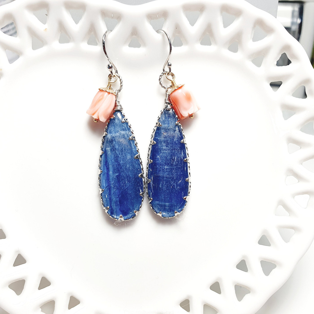 Coral Kayanite Silver Earrings | idus