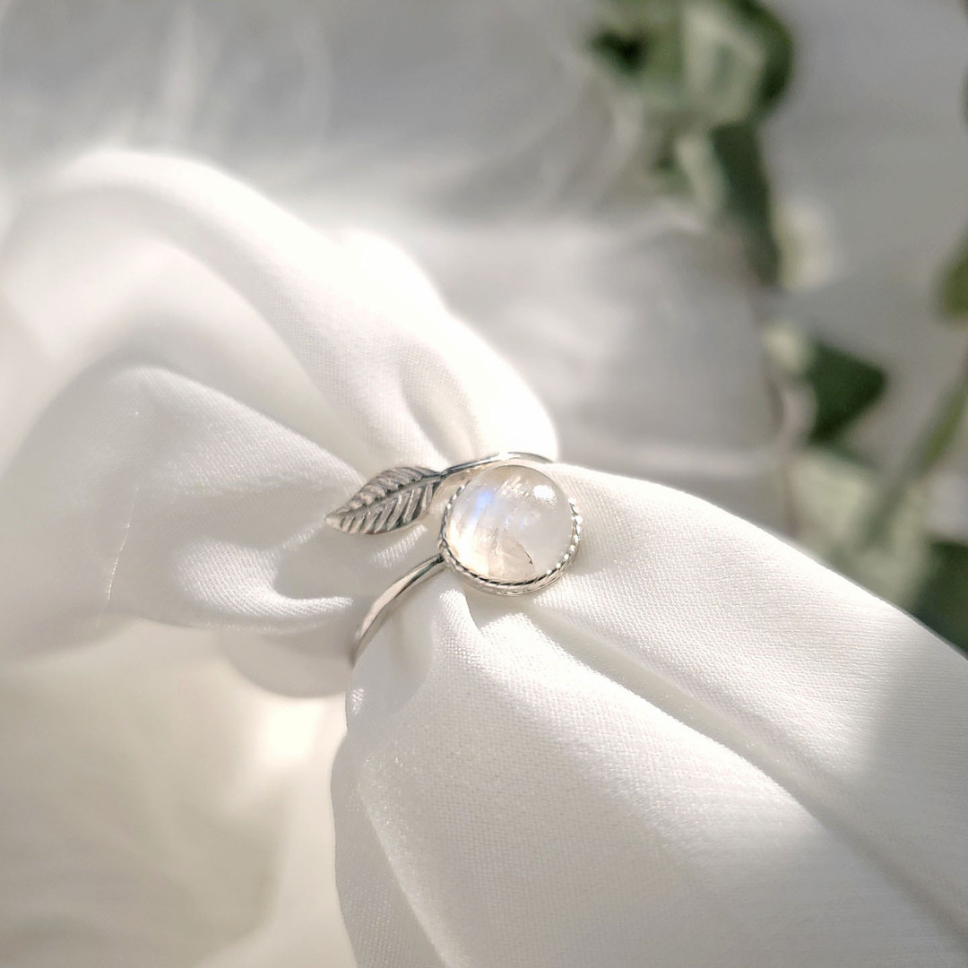 Romantic Moonstone Ring – A Glimpse of Moonlight (free size) | idus