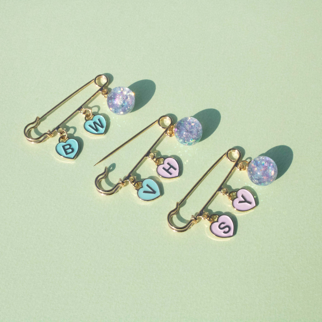 Heart Initial Snowball Brooch | idus